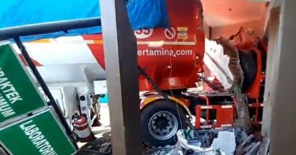 Berita Kecelakaan Truk Tangki Pertamina Terbaru Hari ini - GridOto.com Berita Kecelakaan Truk Tangki Pertamina Terbaru Hari ini - GridOto.com