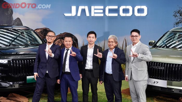 Max Zhou, Country Director Jaecoo Indonesia (tengah).