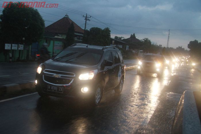 Tips Aman Cara Berkendara di Jalanan Gelap Minim Lampu Penerangan ...