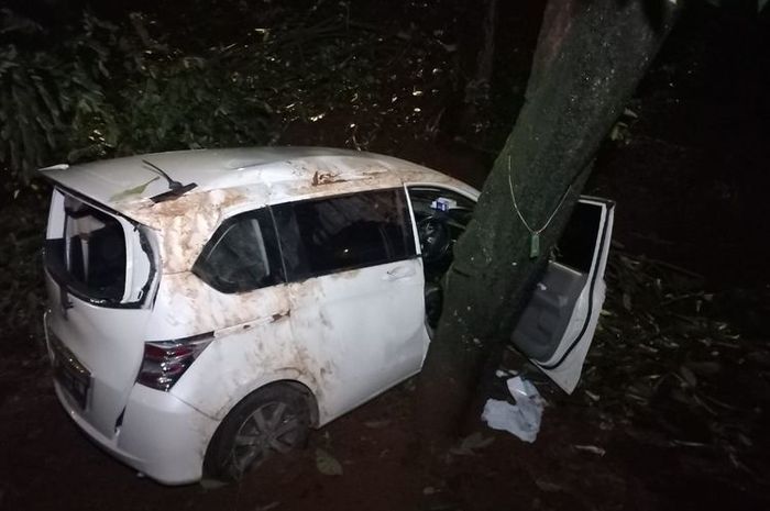 Honda Freed Anjlok Dari Flyover UI, Ngebut dan Terjang Angkot Duluan - Otomotifnet.com