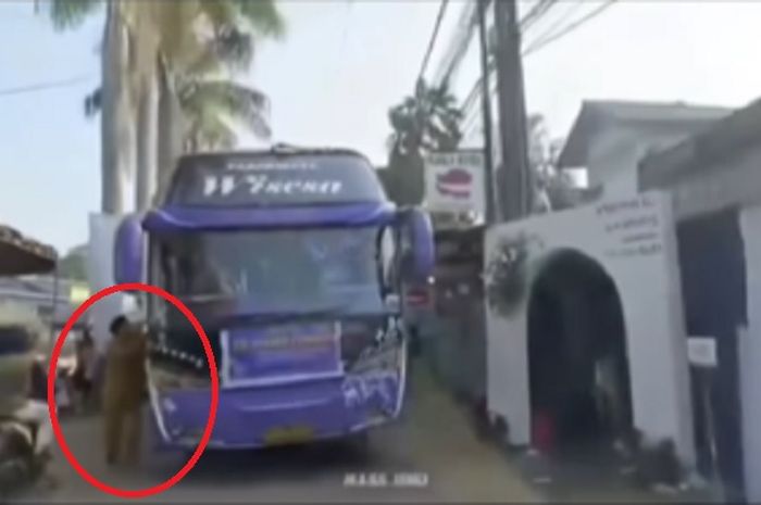 PO Bus Ini Dicari Polisi, Sempat Diadang Guru Saat Nyalakan Klakson Telolet - Otomotifnet.com
