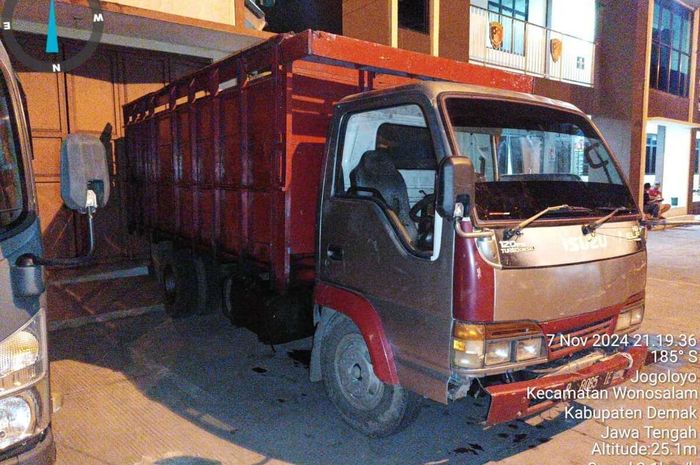Kecurigaan Polisi Terbukti, Bak Truk Isuzu Elf Muat 6.930 Liter Cairan ... Kecurigaan Polisi Terbukti, Bak Truk Isuzu Elf Muat 6.930 Liter Cairan ...