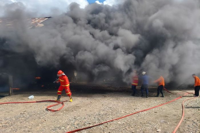 Senjata Makan Tuan, Gudang BBM Ilegal Diamuk Api dan Asap Hitam Pekat ...