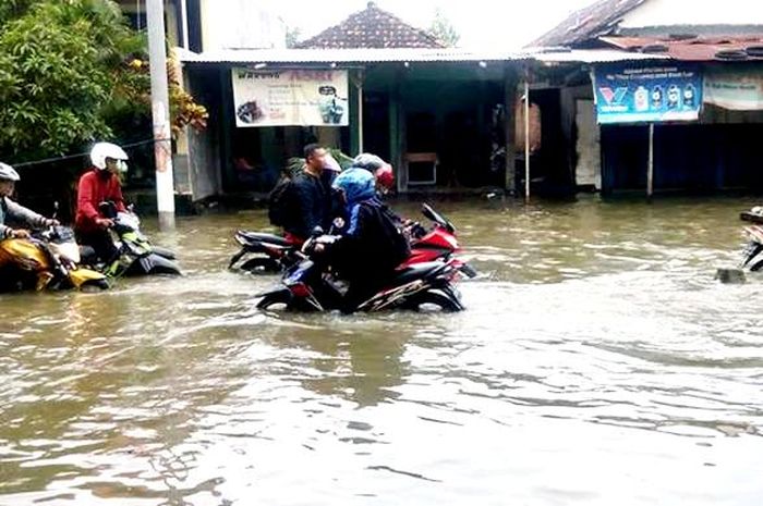 Catat, Tips Biar Motor Enggak Mogok Saat Terjang Banjir - GridOto.com