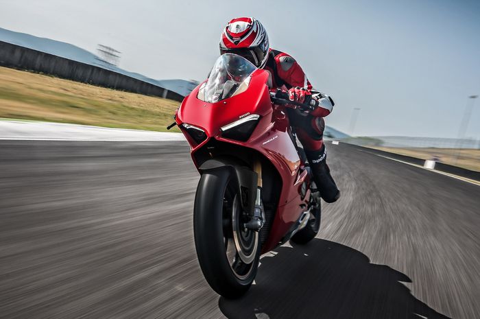 Ducati Bakal Keluarkan Motor Naked Sport Baru Bermesin V4? - Otomania.com