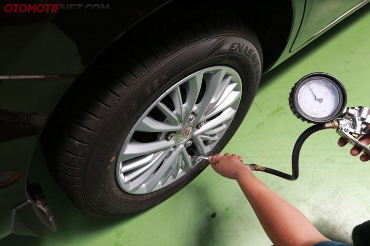 Ini Lho Alasannya Kenapa Mengisi Angin Ban Mobil Gak Boleh Saat Masih ...