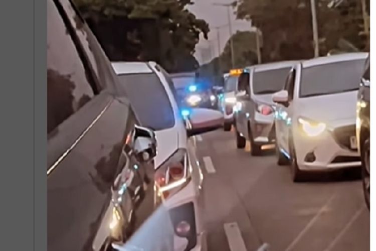 Kelakuan Mobil Pakai Strobo dan Sirine Ngotot Minta Jalan, Pelat Nomor ... Kelakuan Mobil Pakai Strobo dan Sirine Ngotot Minta Jalan, Pelat Nomor ...