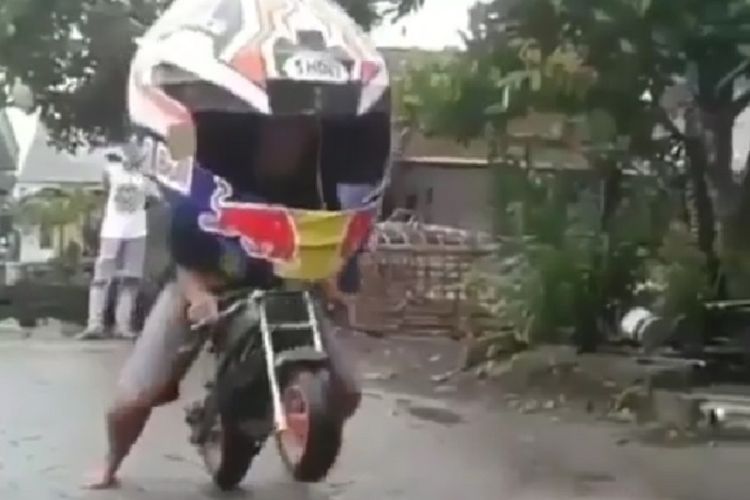 Memes Pake Helm Get A Special Maxim Driver | Bro Omen YouTube