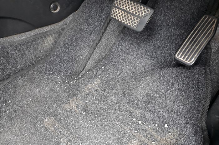 Karpet Mobil Kotor? Jangan Cuma Disapu dan Disikat, Begini Caranya Biar ... Karpet Mobil Kotor? Jangan Cuma Disapu dan Disikat, Begini Caranya Biar ...