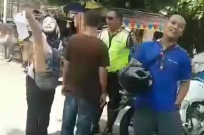 Emak-emak Enggak Terima Ditilang Polisi, Malah Gampar Perekam Video ... Emak-emak Enggak Terima Ditilang Polisi, Malah Gampar Perekam Video ...