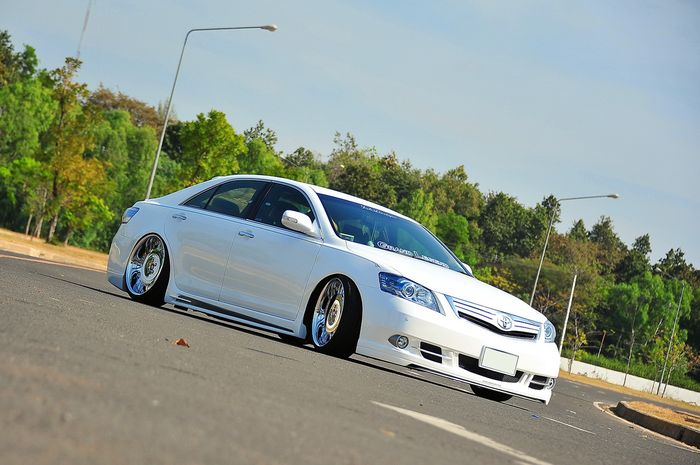 Toyota Camry VIP Style Makin Menggoda Pakai Pelek Work LS507 - Gridoto
