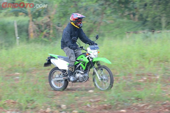 Mesin Masih Sama, Begini Performa dan Konsumsi Bensin Kawasaki KLX150 S versi 2023 - Gridoto