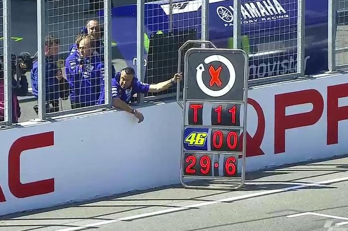 Pit Board MotoGP Fungsinya Penting, Terkadang Ada 'Orderan' Khusus - Otomotifnet.com