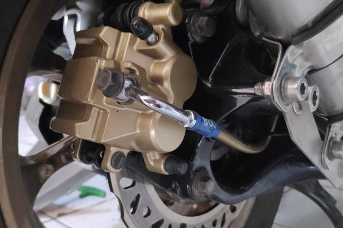 Yamaha NMAX Rem Makin Pakem, Kaliper Pakai Punya R15, Plug And Play ... Yamaha NMAX Rem Makin Pakem, Kaliper Pakai Punya R15, Plug And Play ...
