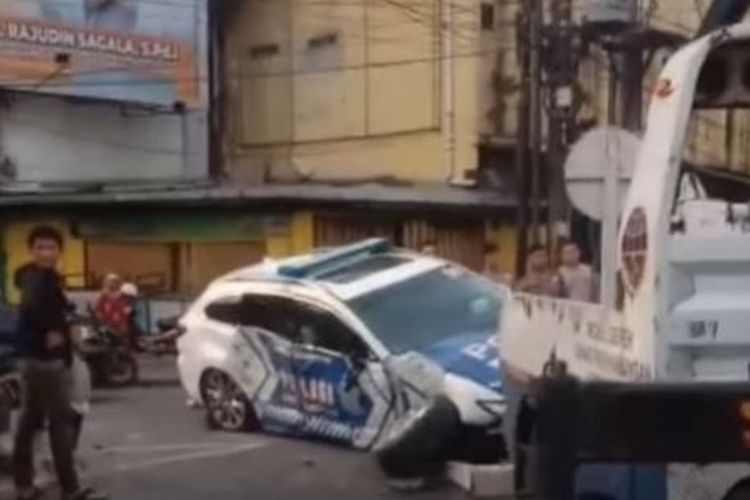 Mazda 6 Estate Patwal Polisi Remuk Sebelah, Toyota Rush Terkoyak di ...
