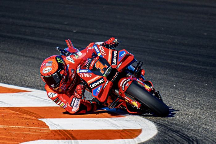 Jorge Martin Nyungsep, Pecco Bagnaia Juara Dunia MotoGP 2023 - Gridoto